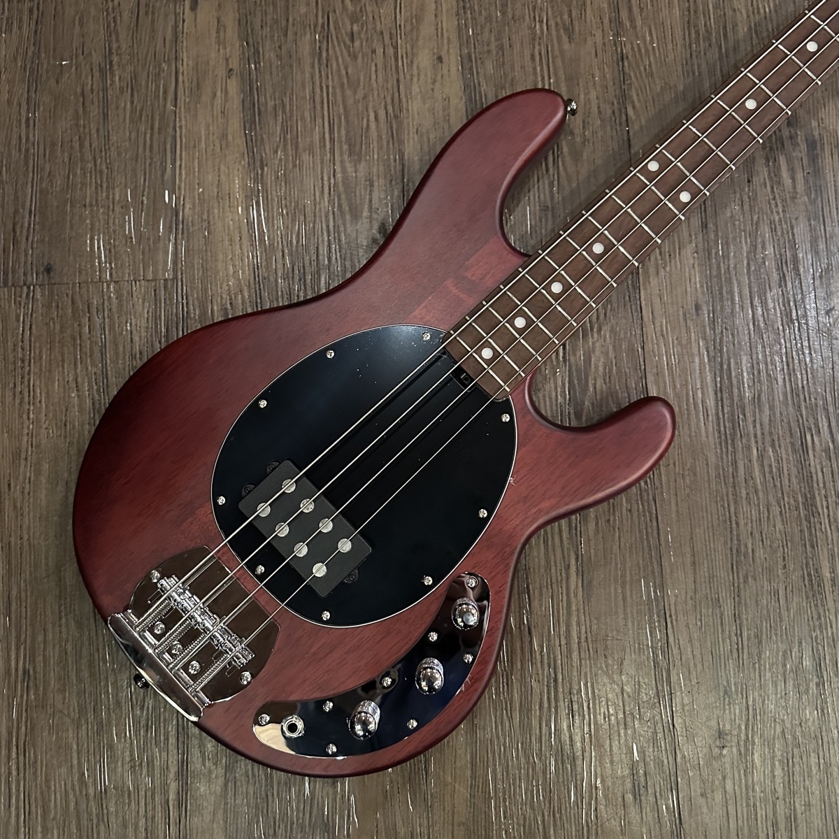【目立った傷や汚れなし】Sterling by Music Man SUB StingRay Ray4 Walnut Satin ミュージック ...