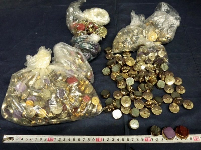 【傷や汚れあり】L5475 セルロイド 光沢 ボタン プラスチック製 裁縫 リメイク 手芸 洋服 の落札情報詳細| ヤフオク落札価格情報 オークフリー