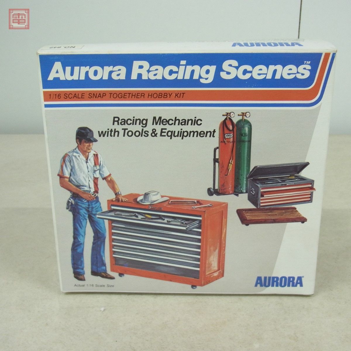 【やや傷や汚れあり】未組立 AURORA 1/16 Aurora Racing Scenes Racing Mechanic with ...