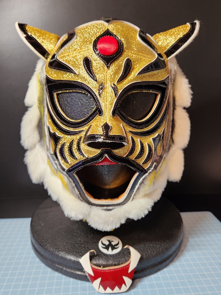 【目立った傷や汚れなし】プロレスマスク YN製 TIGERARTS タグ付き 初代タイガーマスク 牙切りタイプ サインあり 着用写真2枚付の落札情報詳細 - Yahoo!オークション落札価格 ...
