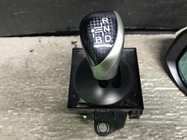 【やや傷や汚れあり】ノア Daa Zwr80g シフトレバー ハイブリッドg 7人 070 33550 28370 C0の落札情報詳細