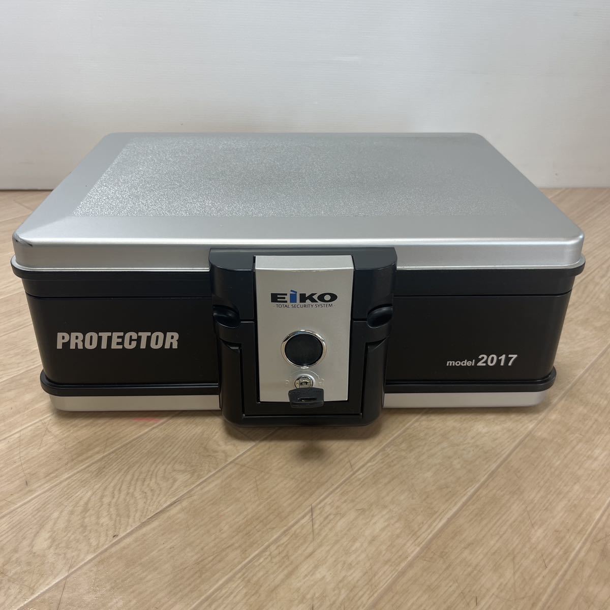 【傷や汚れあり】(A2042) エーコー EIKO PROTECTOR model2017 耐火 防水 金庫 プロテクターバッグ シリンダー式 鍵付 防犯 手提げ金庫 耐火金庫の落札情報詳細 ...