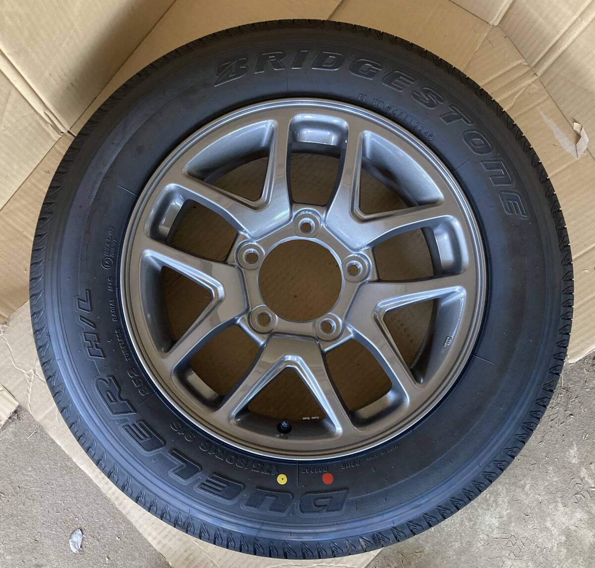 【目立った傷や汚れなし】新車外し ジムニー XC 純正ホイールタイヤ1本 JB64 ② 175/80R16 令和6年4月納車 エンケイ製 JA11 JB23 JA12 JA22 6-14の落札 ...