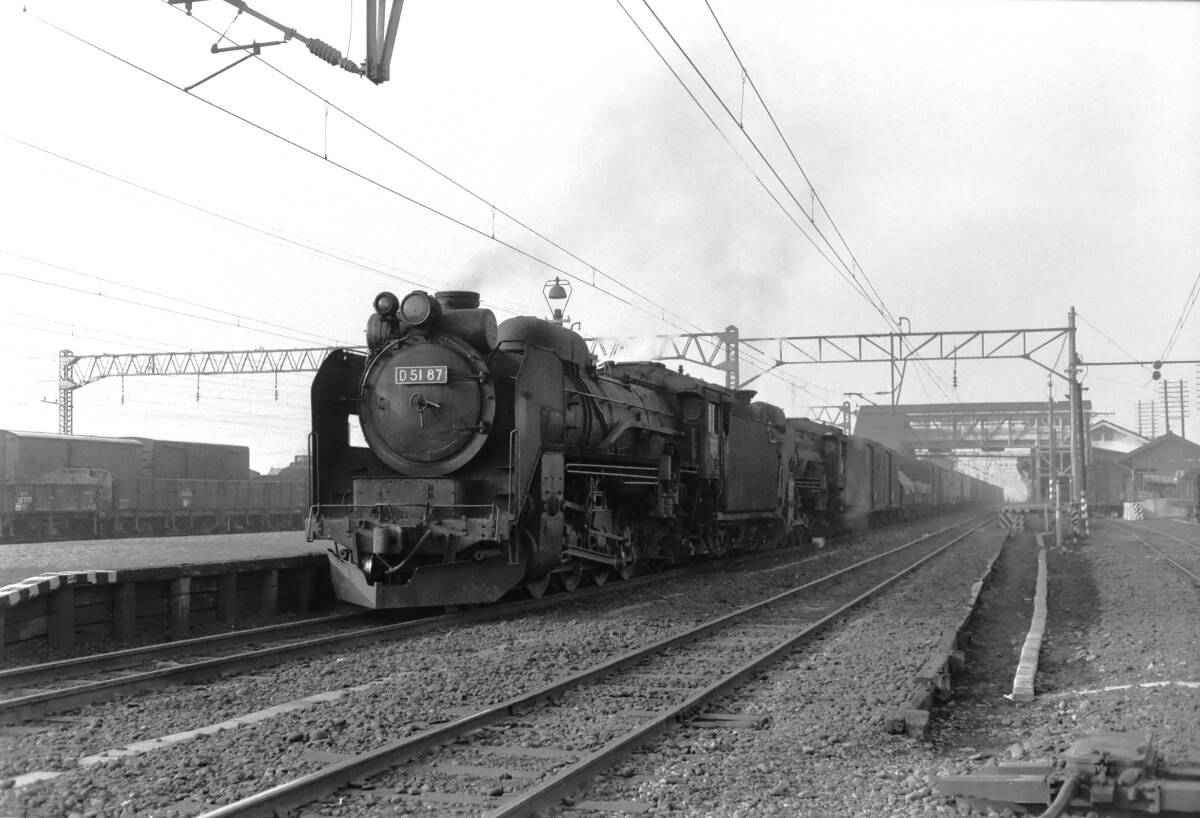 【目立った傷や汚れなし】D51-87(戸)標準型先行試作機+307(盛)標準型＝昭和40年代のSLモノクロネガ35mm1コマ/好摩駅・貨レ/S43.3.27/著作権譲渡証明書=有or無の落札 ...