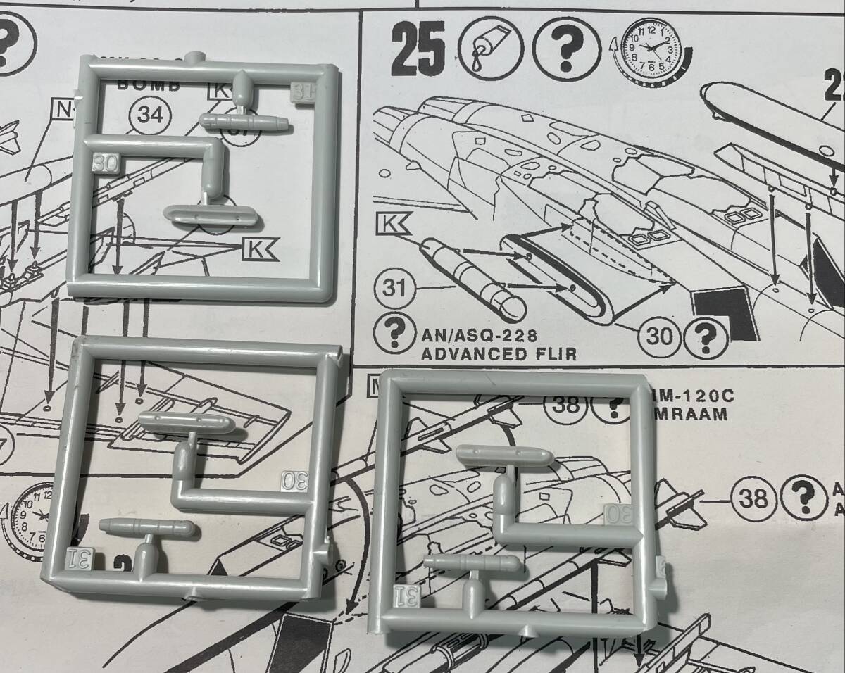 【未使用】レベル 1/144 F/A-18用 AN/ASQ-228 ATFLIR 赤外線前方監視ポッド 3本セット F/A-18E 付属品の ...