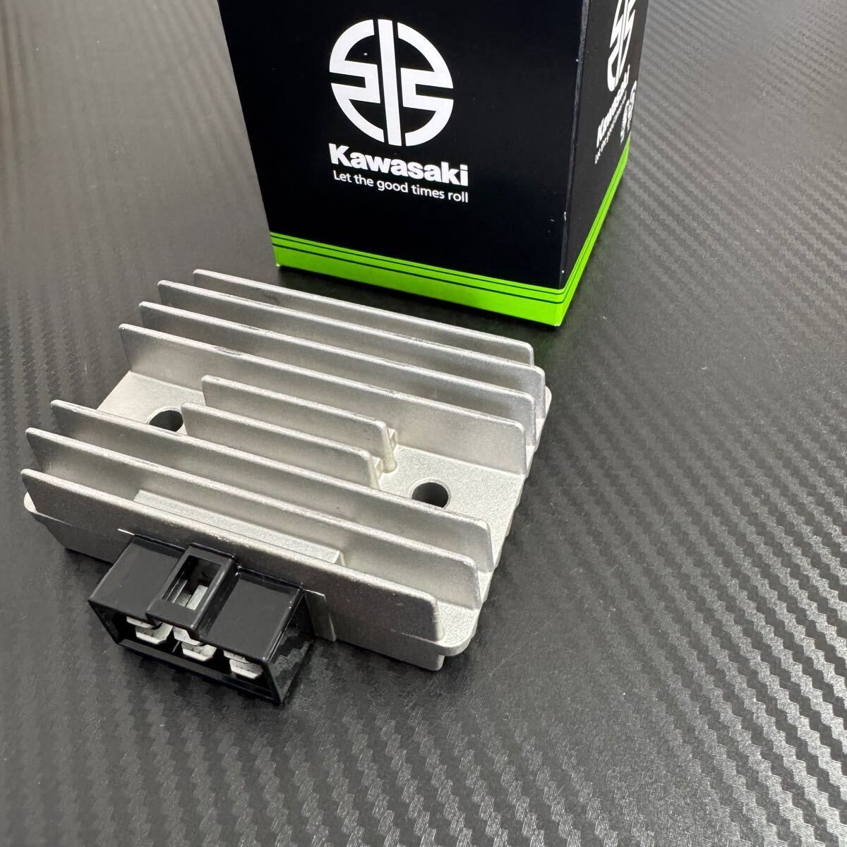 【未使用】新品 レギュレーター カワサキ 純正 ゼファー400 C1 C2 C3 C4 C5 レギュレータ レギュレター レクチファイヤー ...