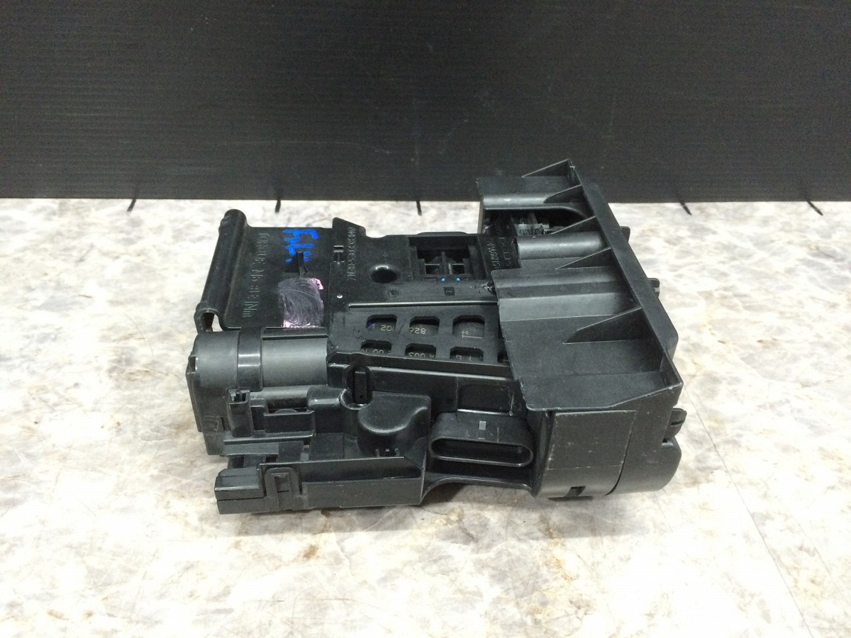 42 メルセデス ベンツ W204 C200 フロント 左 ヒューズ ボックス A0035420019 AVG コンプレッサー DBA ...