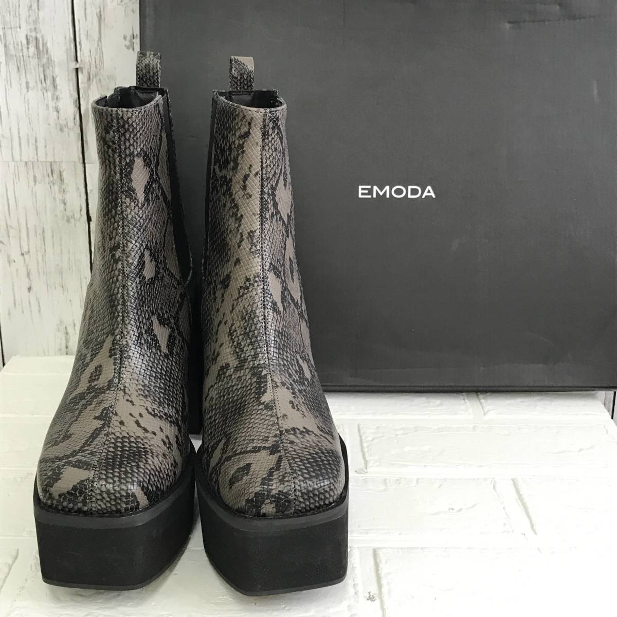 【やや傷や汚れあり】EMODA エモダ サイドゴアハイヒールブーツ Lサイズ ライトミックス 太めのヒールは安定感があり、長時間の着用も可能 S7-107 USEDの落札情報詳細 - ヤフオク ...
