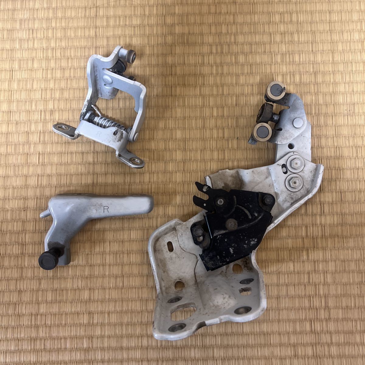 【傷や汚れあり】ハイエース 200系 右スライドドア ヒンジ ローラー パール070 の落札情報詳細 - Yahoo!オークション落札価格検索 オークフリー