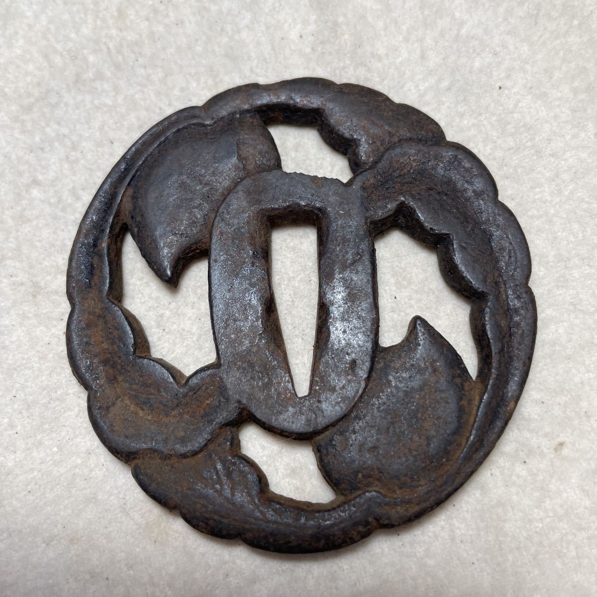 【やや傷や汚れあり】LK63 鐔 鍔 つば 武具 日本刀 刀の鍔 刀装具 鍔 日本刀装具 希少品 当時物 重さ 120.8g 骨董品 蔵出 ...