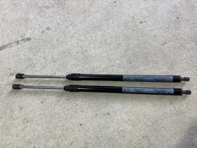 【傷や汚れあり】レクサスRX450h Fスポーツ★後期純正リアゲートダンパー左右セット68950-0W490 68960-0W490 ...