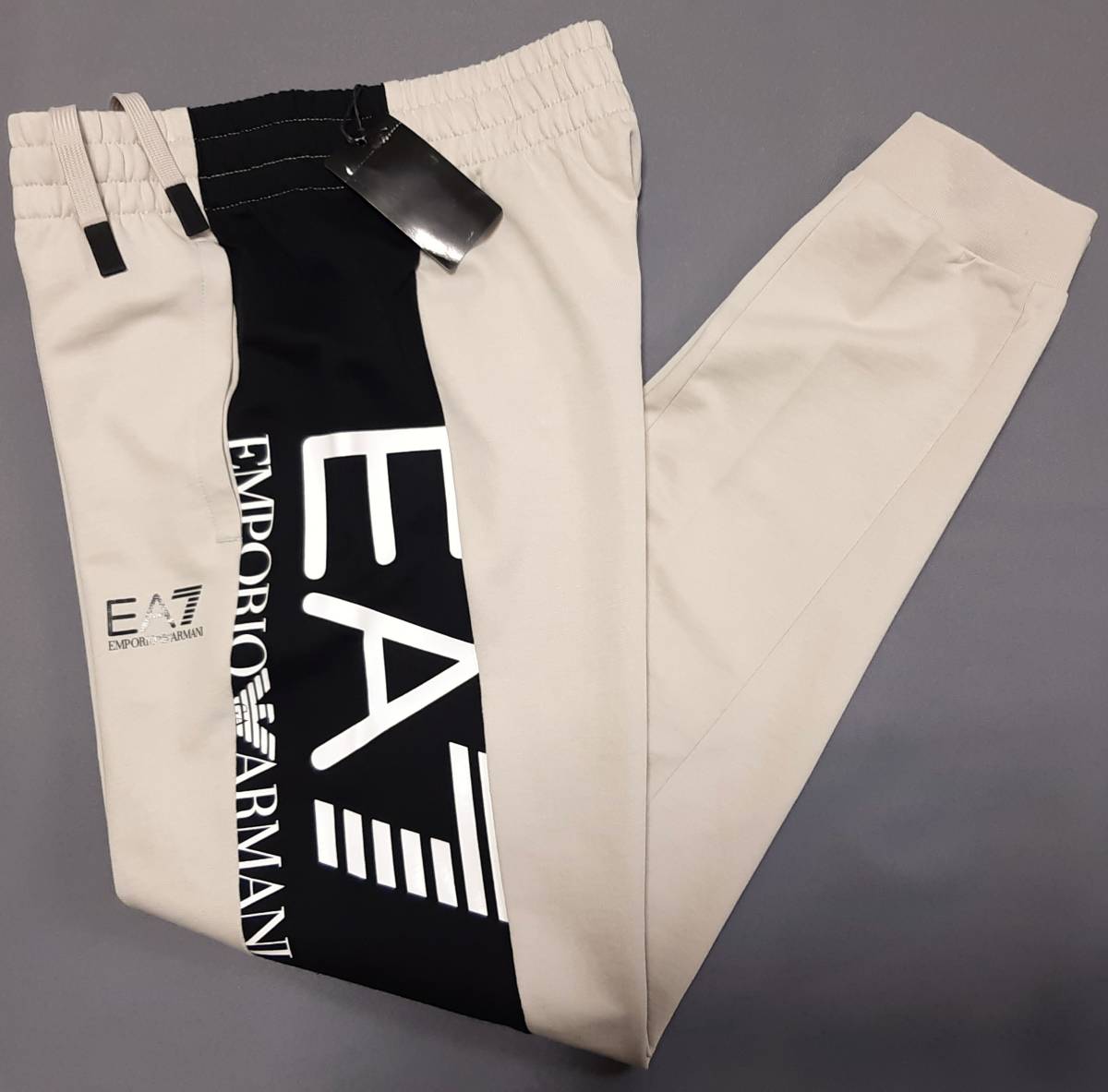 【未使用】[新品] EA7 / EMPORIO ARMANI ビッグロゴ入り【メンズ・スウェットパンツ】 2022-23年秋冬モデル サイズ：XL(52相当) 色：ベージュの落札情報詳細 ...