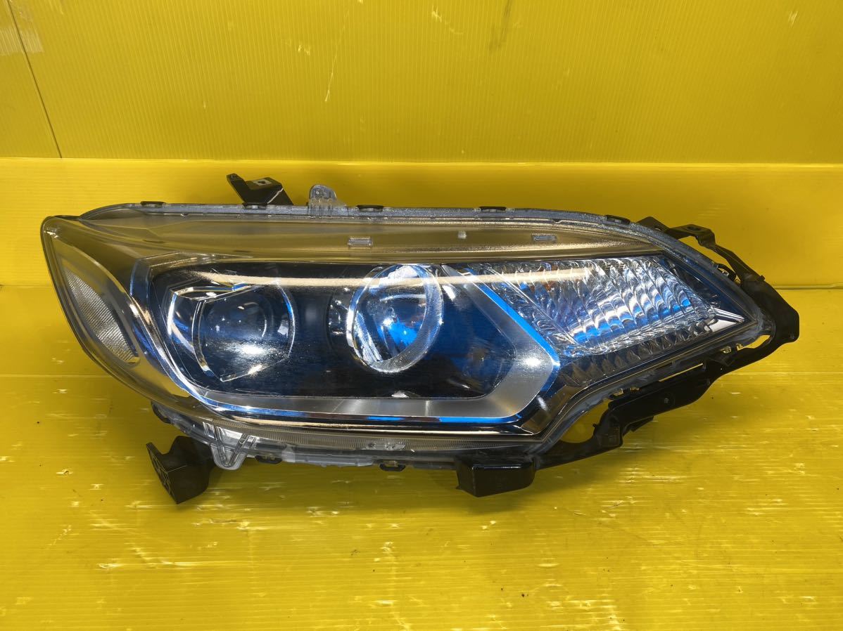 【やや傷や汚れあり】(35932) ホンダ フィット GP5 右ヘッドライト StanleyW1948 送料1980円(北海道／沖縄県はお ...