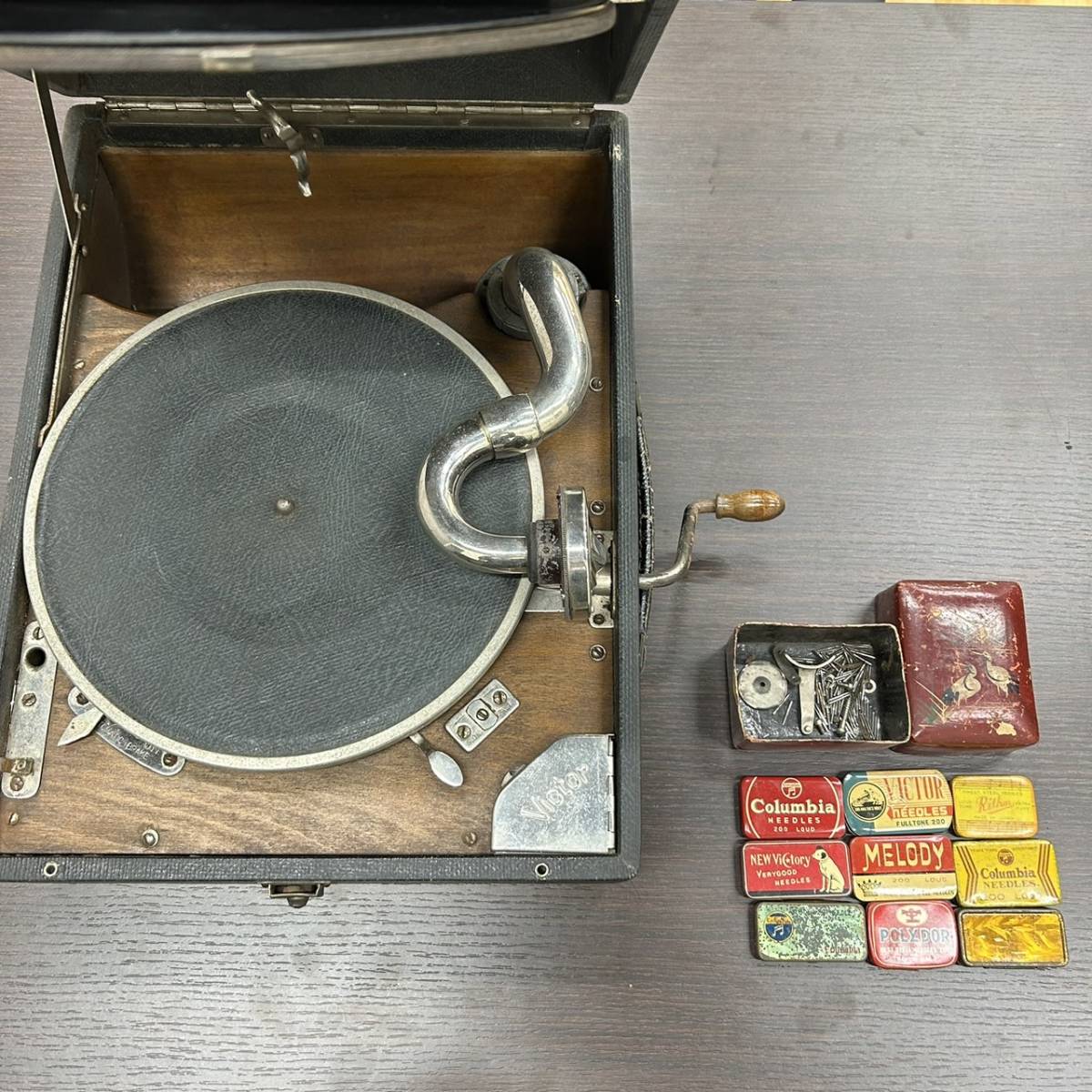 【傷や汚れあり】★☆Victor Victrola VP-101 ポータブル蓄音機 ビクター ビクトローラ ターンテーブル回ります その他動作 ...