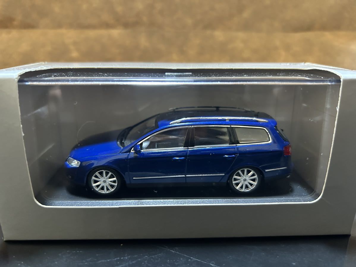 【目立った傷や汚れなし】MINICHAMPS 1/43 VOLKSWAGEN PASSAT B6 VARIANT BLUE ミニチャンプス ...