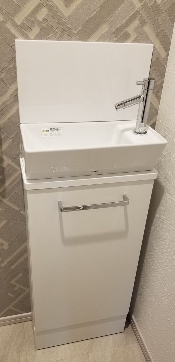 【目立った傷や汚れなし】(A-151)TOTO 手洗いキャビネット L50D UGLR101R TLC11CV1B 設置サイズ W37×D19×H97.5cm 住宅設備 モデルルーム展示品の ...