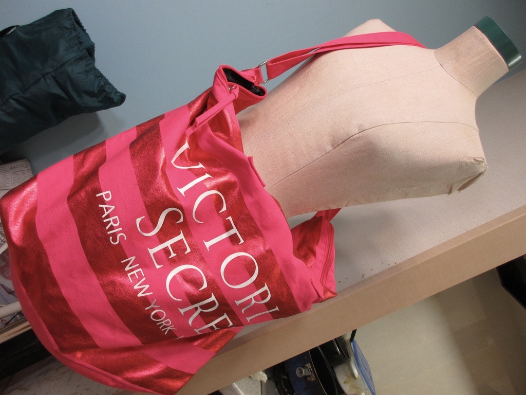 【やや傷や汚れあり】VICTORIA′S SECRET ヴィクトリアシークレット・めちゃデカバック・未使用タグ付き・メタリックピンクの落札情報 ...