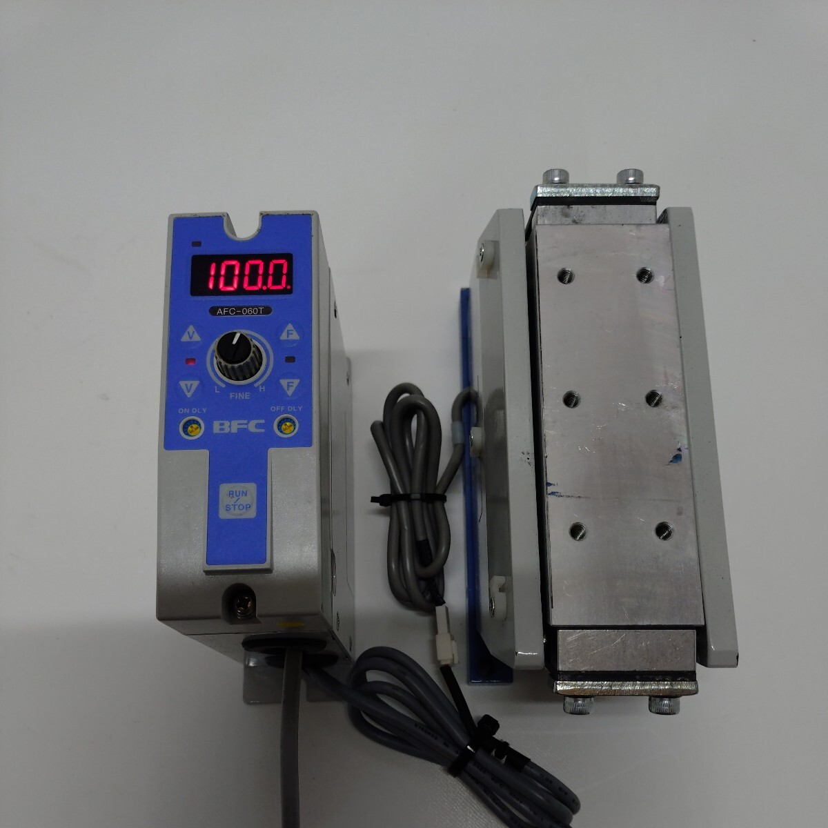 【やや傷や汚れあり】BFC LINEAR FEEDER 圧電リニアフィーダー 継ぎばね防振式 AFJ-S12 圧電フィーダーコントローラー ...