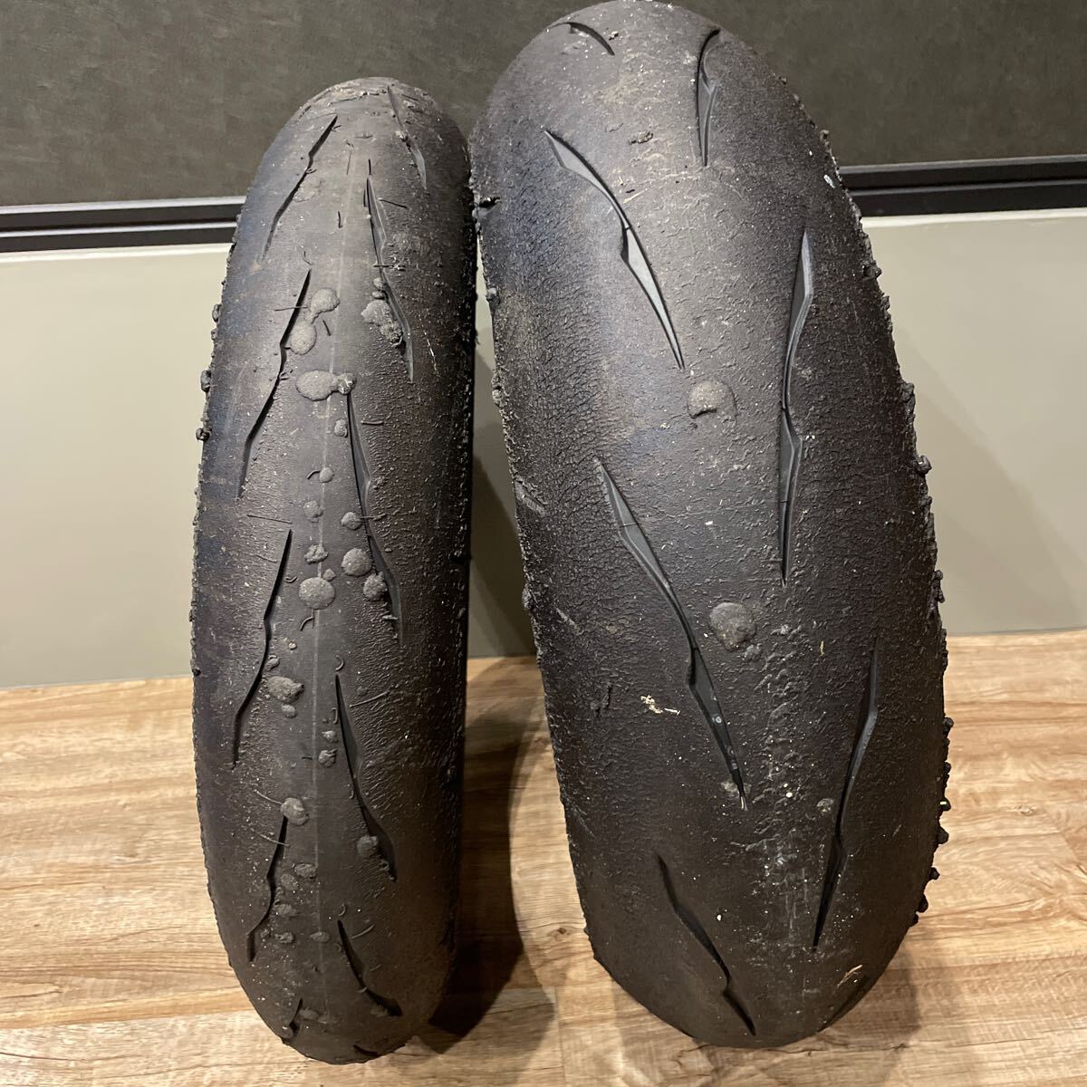 【目立った傷や汚れなし】8〜9分山 ブリヂストン R11F R11R 120/600R17 180/640R17 ブリヂストン BS タイヤ ...