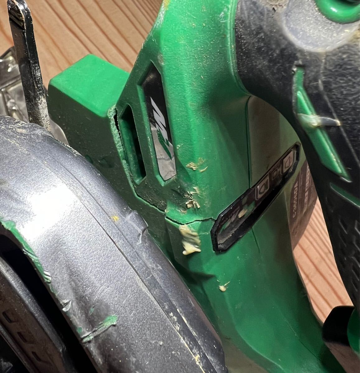 【全体的に状態が悪い】P1119-6 HIKOKI 165㎜コードレス 丸のこ C3606DA 36V 点灯のみ 本体部破損 現状品＊ジャンク ...