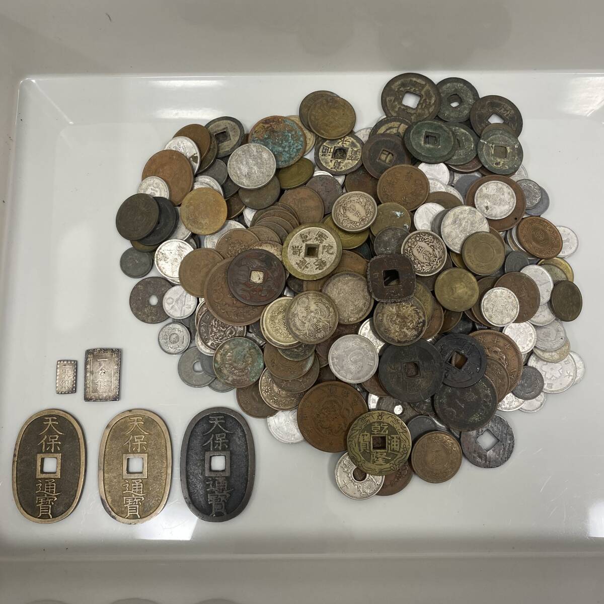 【傷や汚れあり】850 古銭 まとめ【希少】一分銀 一朱銀 天保通宝 寛永通宝 50銭銀貨 20銭銀貨 銅銭 硬貨 貨幣 日本 コイン 約1005gの落札情報詳細 - Yahoo!オークション ...