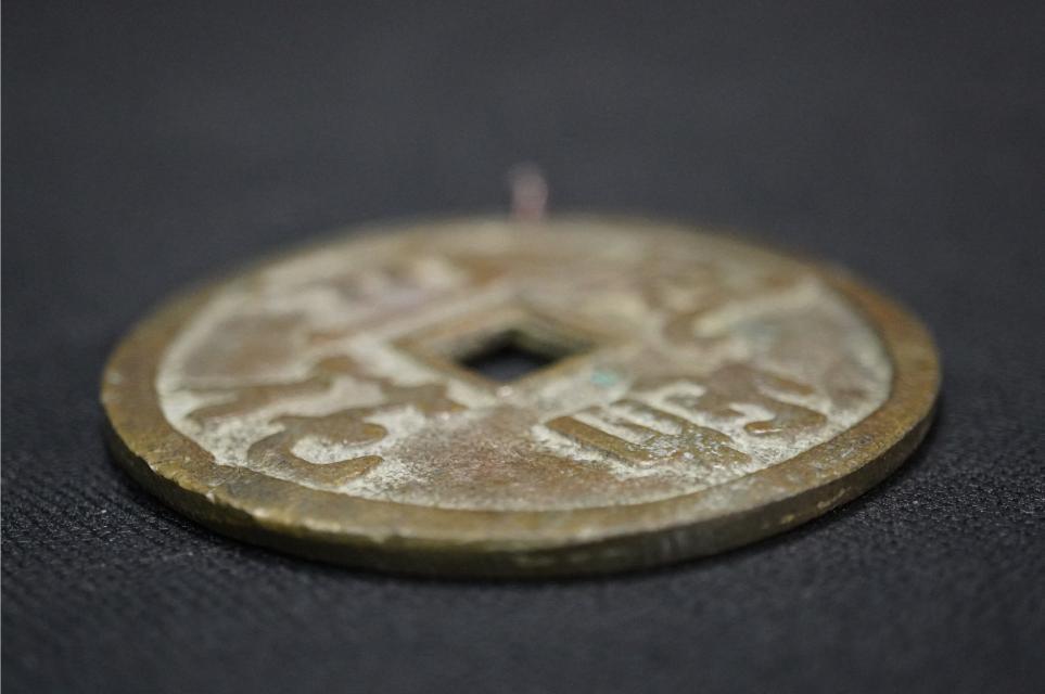 【傷や汚れあり】D5283 中国古銭 大型絵銭 風花雪月 直径約62㎜ 重さ約64.5g 春画 穴銭 未鑑定の落札情報詳細 - Yahoo ...