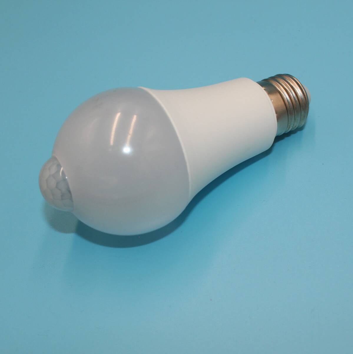 【未使用】LED電球 人感明暗センサー付 E26 12W 6500K 2個 昼光色ホワイト 明るさ80W相当 自動点灯 消灯 センサーライト 省エネエコ トイレ 廊下 玄関の落札情報詳細 ...