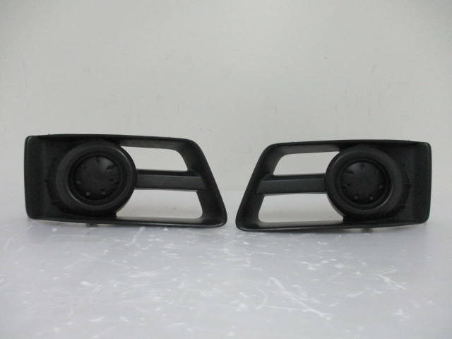 【傷や汚れあり】2377c キャラバン E25 後期 左右フロントバンパーフォグカバー/フォグフィニッシャー フォグベゼル 62256 ...