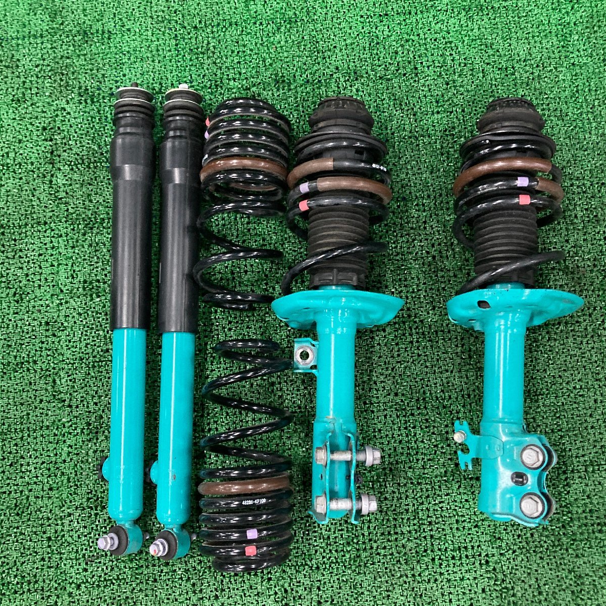 【やや傷や汚れあり】♪♪ヤリス X MXPA10 KYB ストラット 1台分 48510-KP100 48530-KP100 48520-KP100 （W6893）♪♪の落札情報詳細 ...