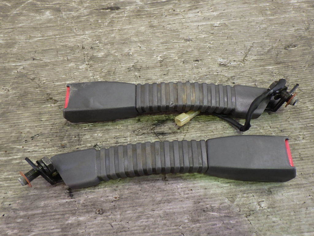 【やや傷や汚れあり】売り切り U42T ミニキャブトラック キャッチ シートベルトバックル左右 05-02-17-562 C3-G3-3A ...