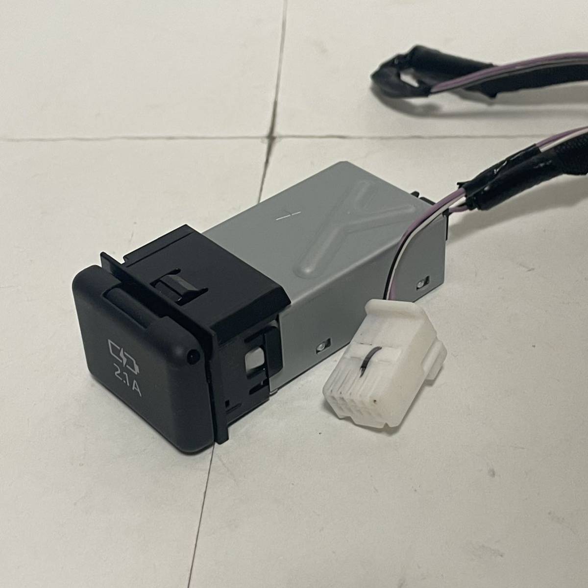 【やや傷や汚れあり】トヨタ ダイハツ 純正 USB チャージャー 2.1A 85532-B1010 配線つきの落札情報詳細 - Yahoo ...