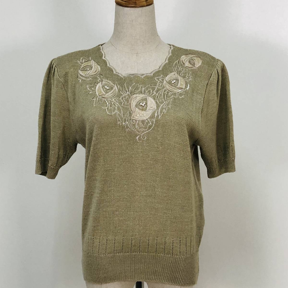 【やや傷や汚れあり】z677 極美品 ロリーナ ニット 半袖 麻混 日本製 花刺しゅう ビーズ付き L ベージュ系 花柄 レディース 昭和 ...