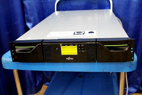 【やや傷や汚れあり】富士通 Storage テープ・ライブラリ ★ETERNUS LT40 S2/LTO7ドライブ×2基搭載★ 45505Yの ...