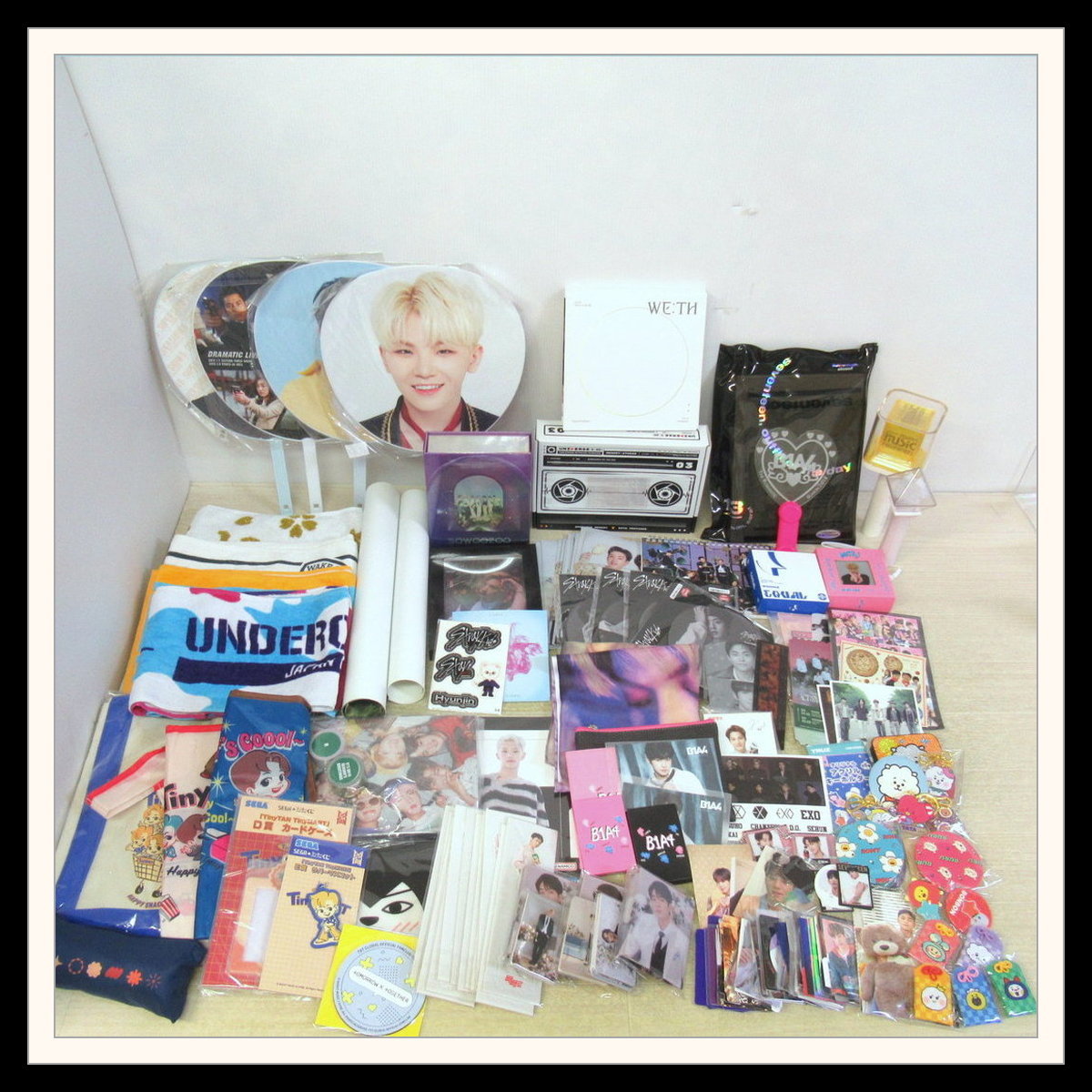 【傷や汚れあり】 [大量]BTS/SEVENTEEN/Stray Kids/NCT 他 K-POP グッズセット トレカ フォトカード うちわ タオル他【G4【R2023-06-27-449の ...