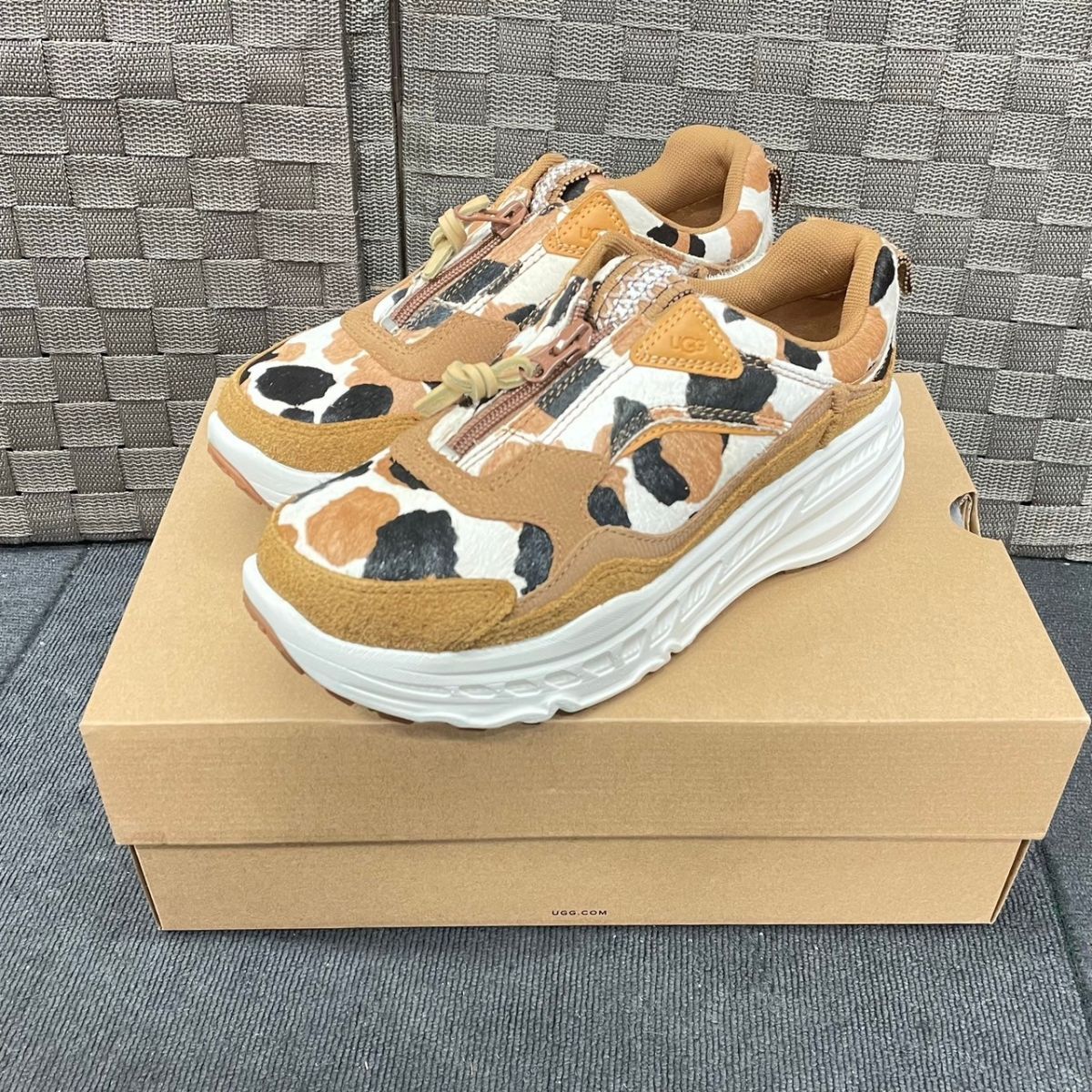 【傷や汚れあり】S830-C4-1368 UGG australia アグ オーストラリア 1120717 Zip Cow Print ...