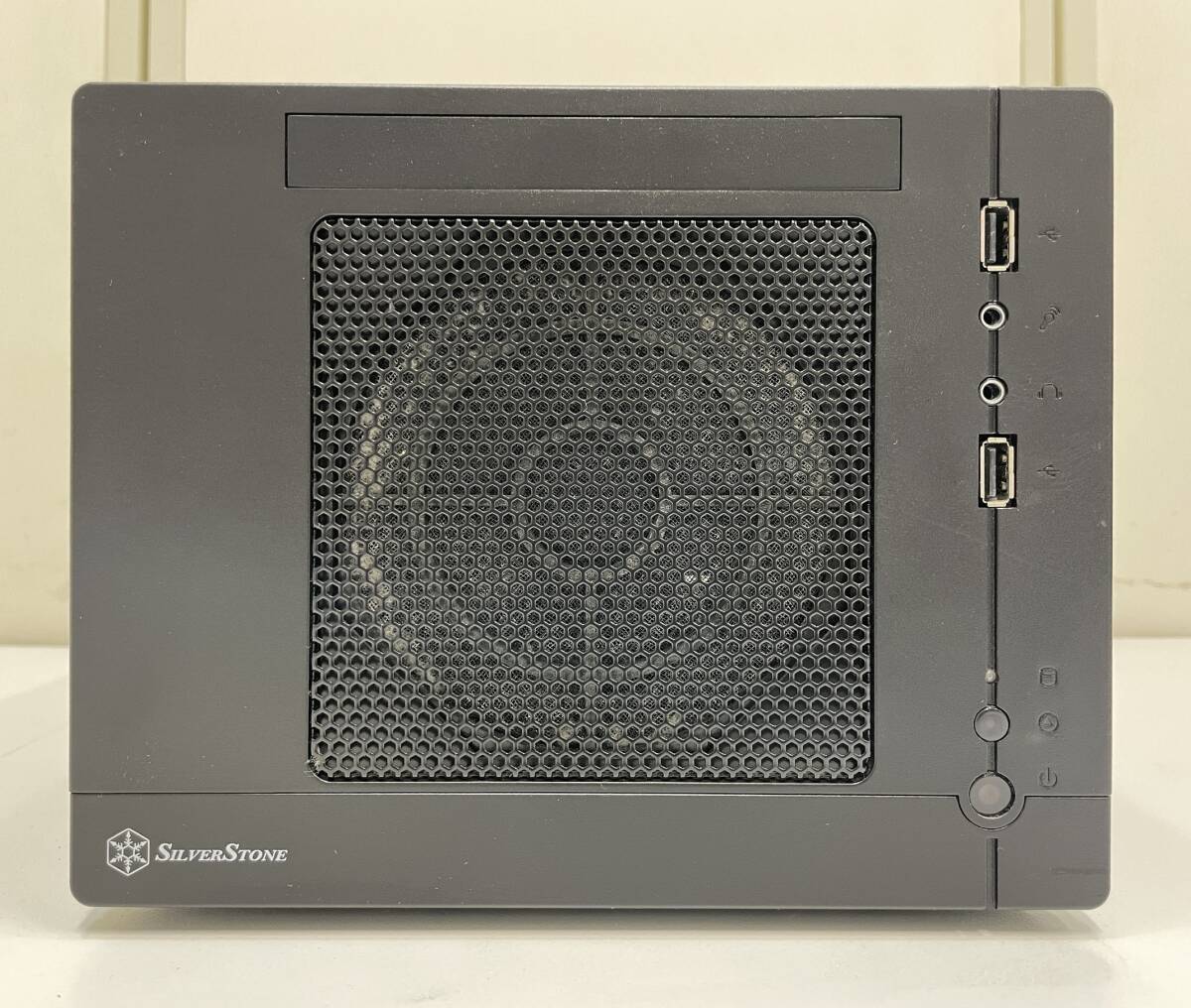 【やや傷や汚れあり】 M64 SilverStone シルバーストーン キューブ型 PCケース Mini-DTX/Mini-ITX SST ...