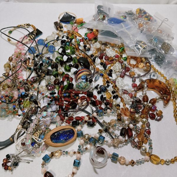 【目立った傷や汚れなし】BR ガラス系 アクセサリー 大量 まとめ 約1300g 1.3kg ベネチアングラス 焼き物 ネックレス ペンダント リング ヴィンテージ トンボ玉 等の落札情報詳細 ...