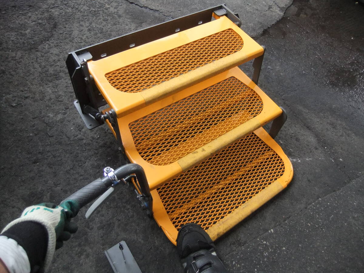 【やや傷や汚れあり】E25 キャラバン AUTECH製 福祉車両 左スライド部に付いてた 折り畳み式 階段 3段ステップ 流用等の落札情報詳細 - Yahoo!オークション落札価格検索 オークフリー