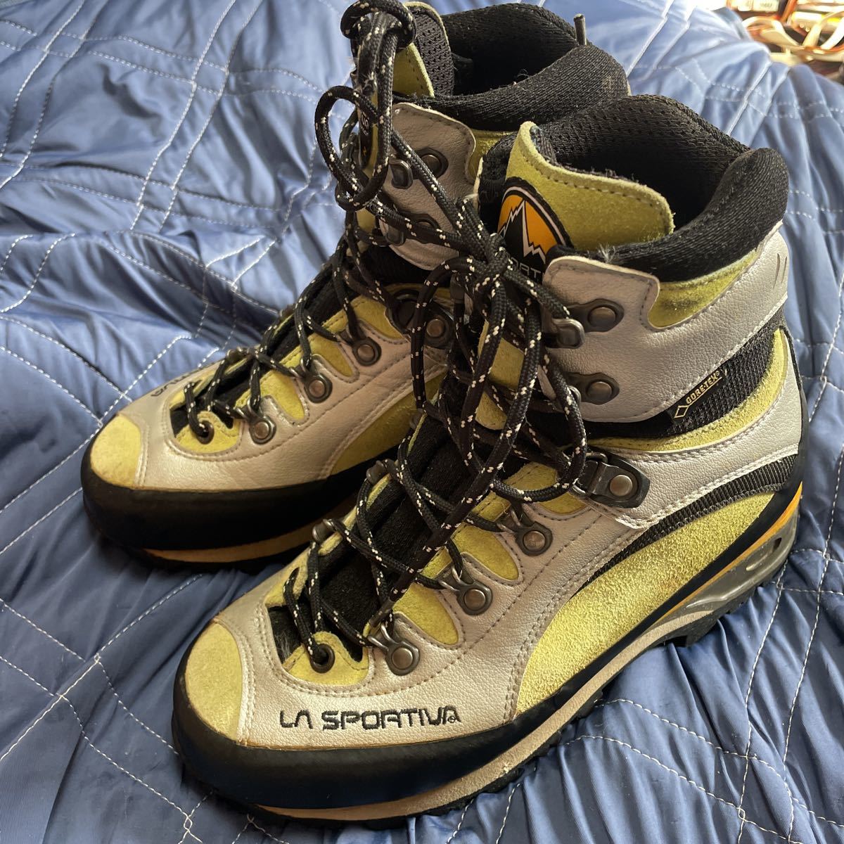 【やや傷や汚れあり】美品！3回程度着用のみ！スポルティバ LA SPORTIVA GORE-TEXトレッキングシューズEU38(24.5 ...