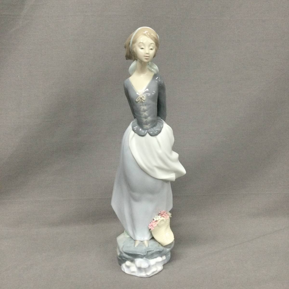 【傷や汚れあり】041102 220140 LLADRO リヤドロ 海のそよ風 本を持つ女性 陶器人形 置き物 オブジェ の落札情報詳細 ...