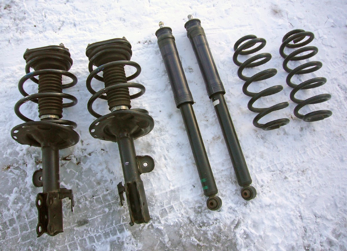 【やや傷や汚れあり】♪♪ヤリス X MXPA10 KYB ストラット 1台分 48510-KP100 48530-KP100 48520-KP100 （W6893）♪♪ の落札情報詳細 ...