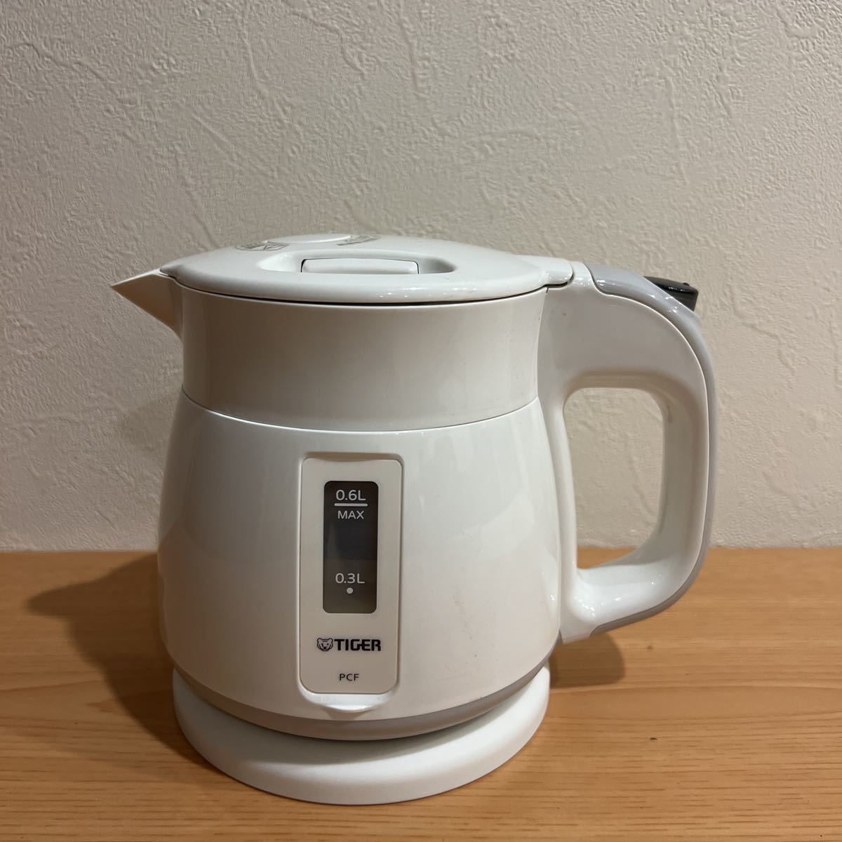 【目立った傷や汚れなし】TIGER 電気ケトル わく子 PCF-G060 ホワイト 0,6L 20年製 の落札情報詳細| ヤフオク落札価格情報 ...