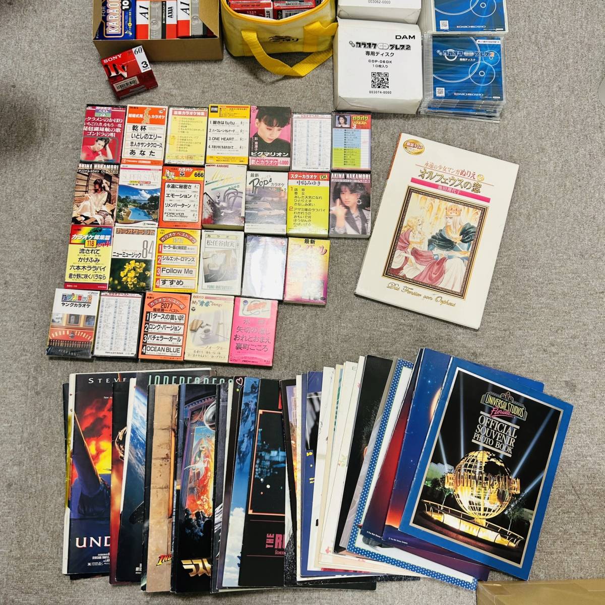 【目立った傷や汚れなし】【SPM-2.093】1円～！カセットテープ カラオケ CD 映画パンフレット おまとめ 未使用あり 状態写真参照 ...