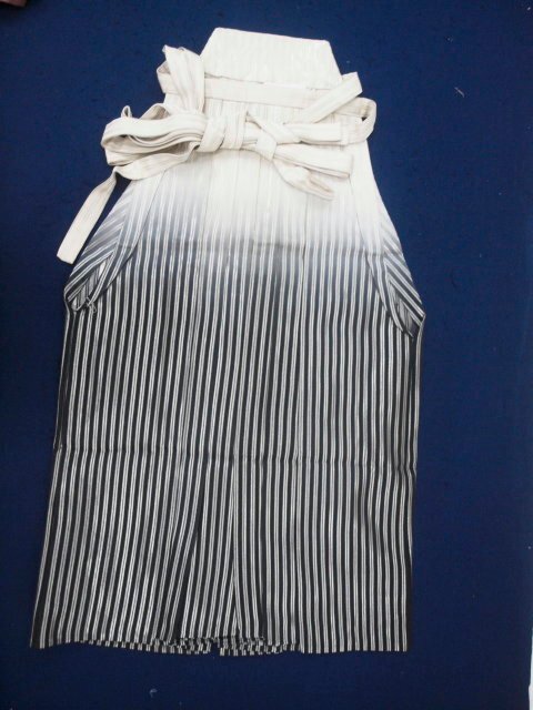 【やや傷や汚れあり】貸衣装処分品 0806 男性用袴 行燈型 白/黒/銀 ぼかし 縞 86㎝（レターパック不可）の落札情報詳細 - Yahoo!オークション落札価格検索 オークフリー