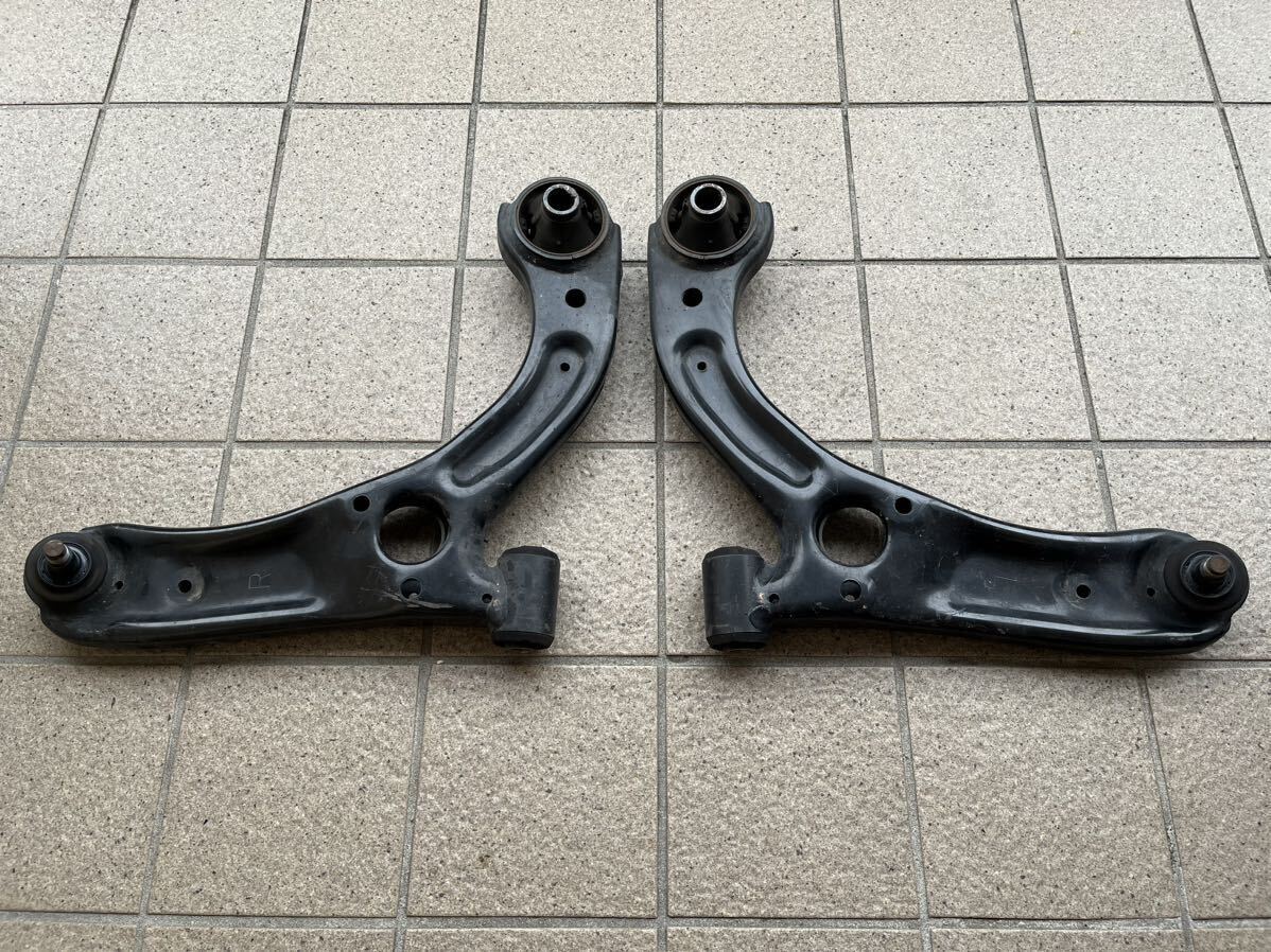 【傷や汚れあり】ダイハツ 純正 ロアアーム 左右 ブッシュ ブーツ ジョイント フロント 部品 ミラ タント ムーブ ココア L275 ...