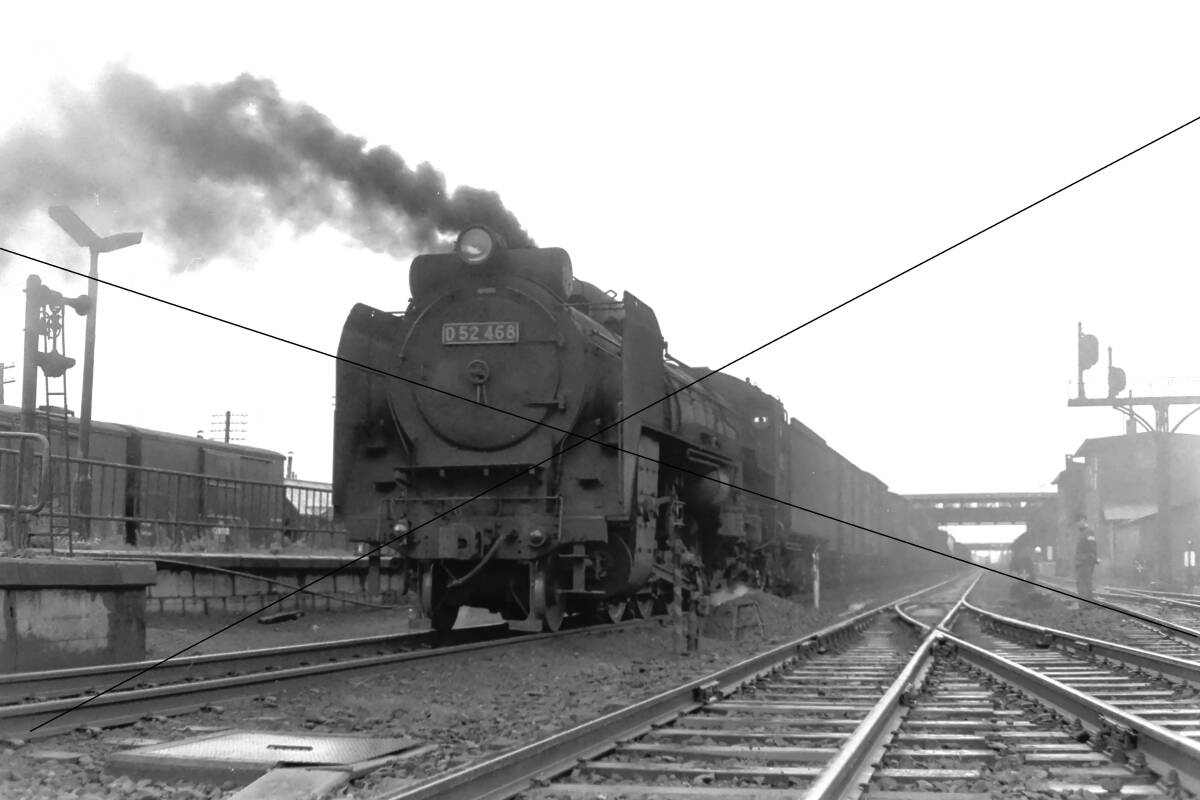 【目立った傷や汚れなし】最終コマ！D52-468ラスト№〔五〕室蘭本線＝昭和40年代のSLモノクロネガ35mm1コマ/長万部駅/273貨レ/S43.8.9・著作権譲渡証明書=有りor無しの落札 ...