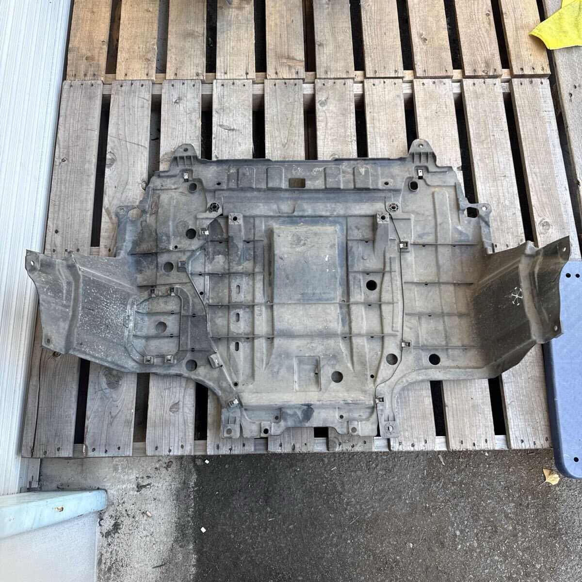 【傷や汚れあり】⑩ ホンダ GP2 フィット シャトル ハイブリッド フロント エンジン アンダーカバー Yの落札情報詳細 - Yahoo!オークション落札価格検索 オークフリー