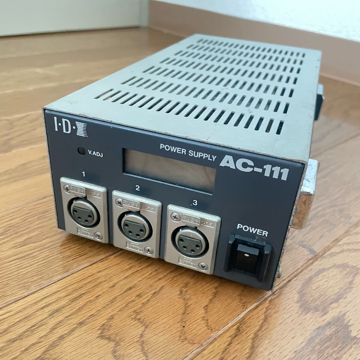 【やや傷や汚れあり】IDX AC-111★映像 撮影機材 昭和 電圧可変 ACアダプタ プロ用 電圧表示機能付 210W XLRコネクター 4 ...