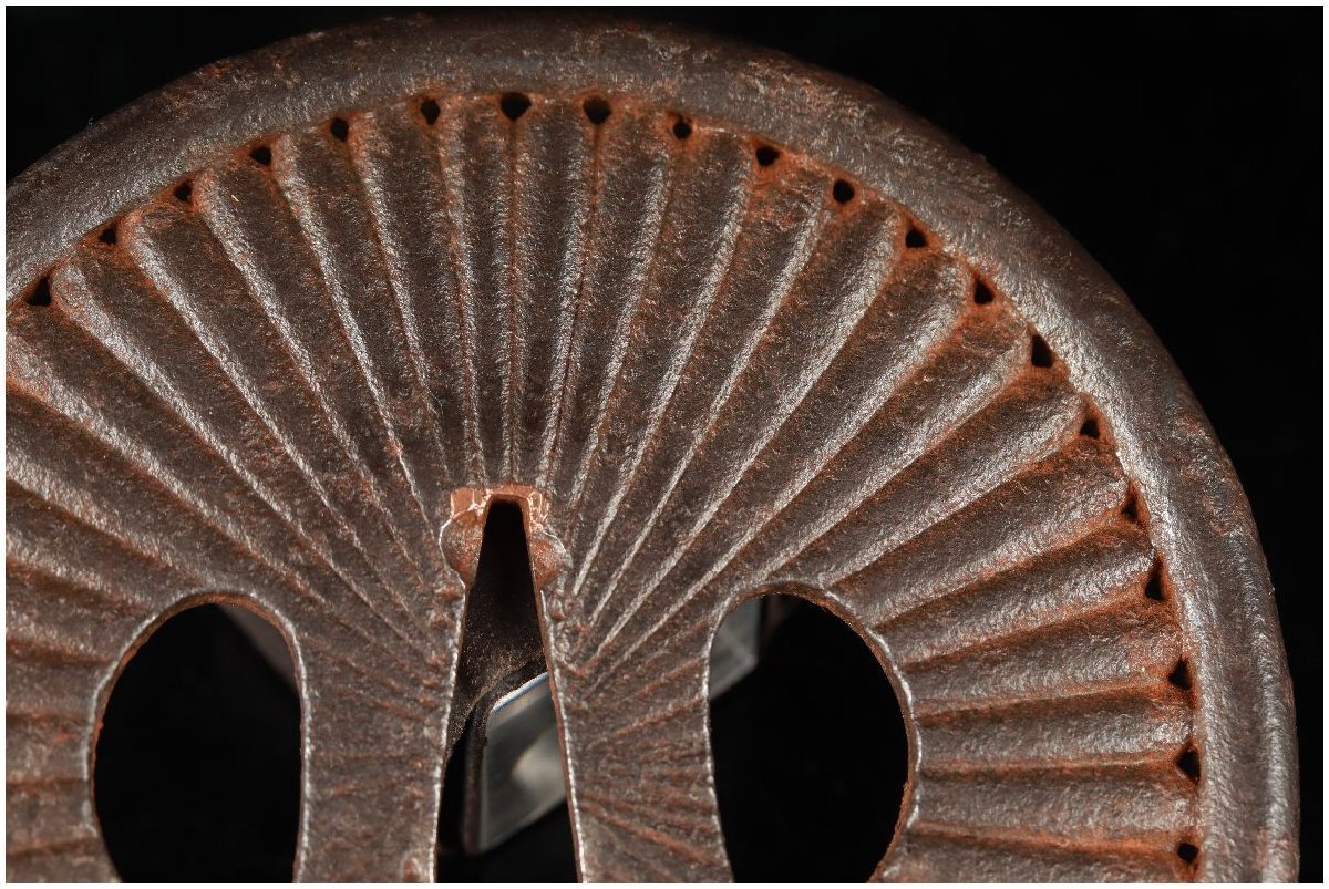 【やや傷や汚れあり】[鍛冶屋敷]刀剣美術/江戸期/無銘/鉄地菊文大小鍔/総重量約195g/K-89 (検索)骨董/刀装具/外装/拵え/甲冑/鐔/鍔/小柄の落札情報詳細 - Yahoo ...