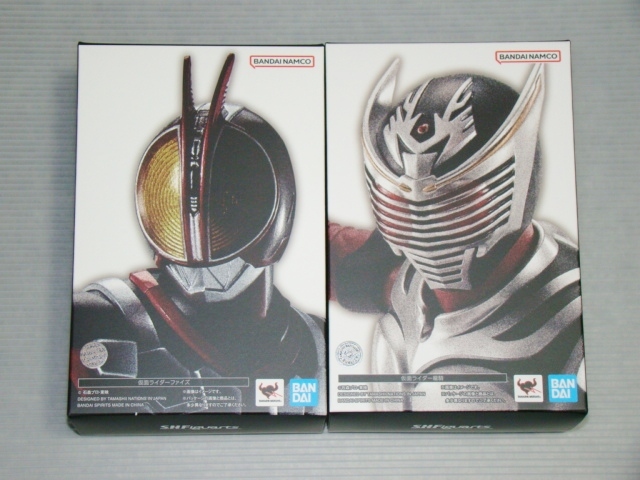 【未使用】新品即決！S.H.Figuarts 真骨彫製法 仮面ライダーファイズ＋仮面ライダー龍騎 2種セット ※送料無料※ MASKED ...